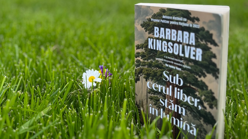 RECENZIE Sub cerul liber, stăm în lumină, Barbara Kingsolver ...
